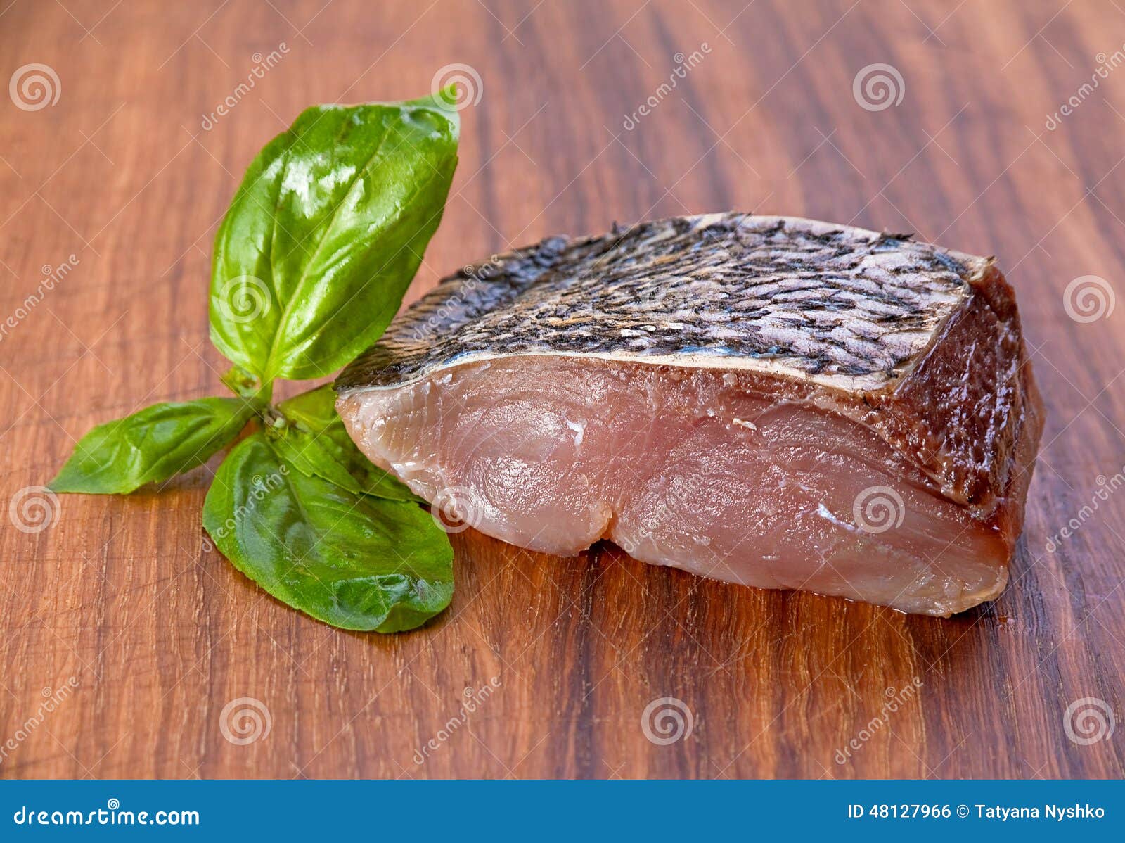 Tranche de filet de carpe photo stock. Image du fond - 48127966