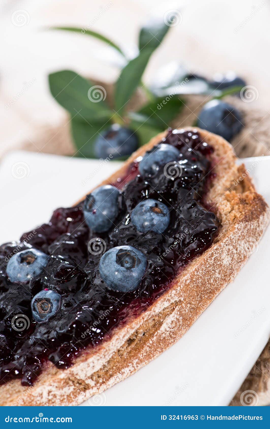 Tranche De Pain Avec La Confiture Image stock - Image du frais, partie ...