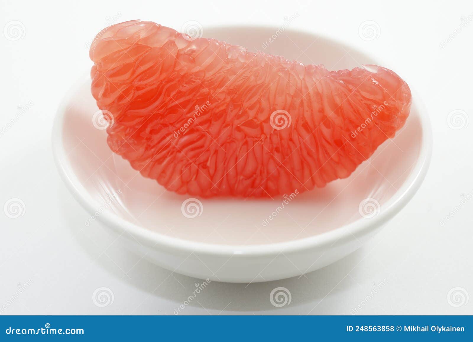 Tranche De Pamplemousse Rouge Juteuse Sur Blanc Photo stock - Image du ...