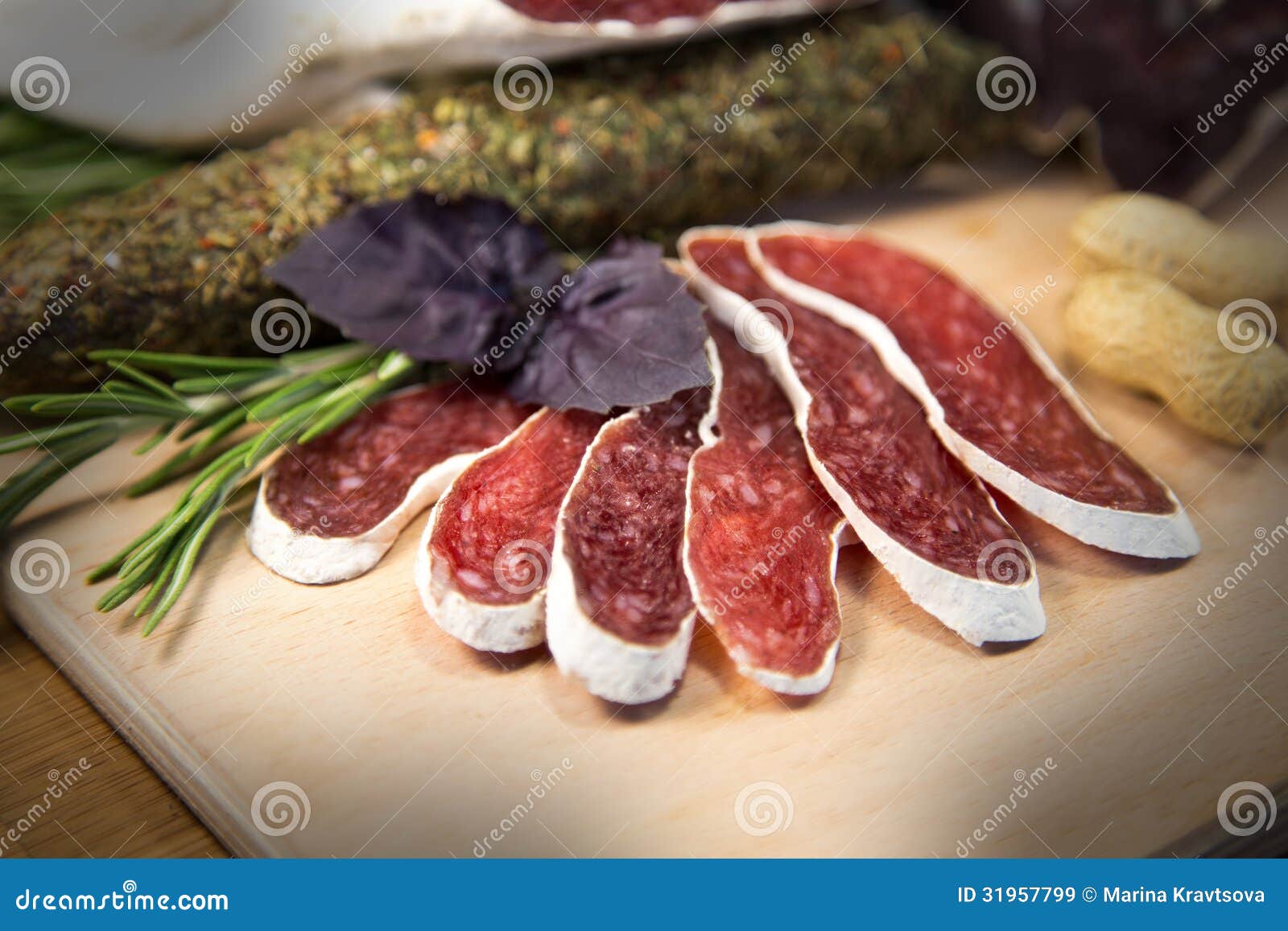 Tranche De Viande Avec Le Basilic Image stock - Image du boeuf, tranché ...