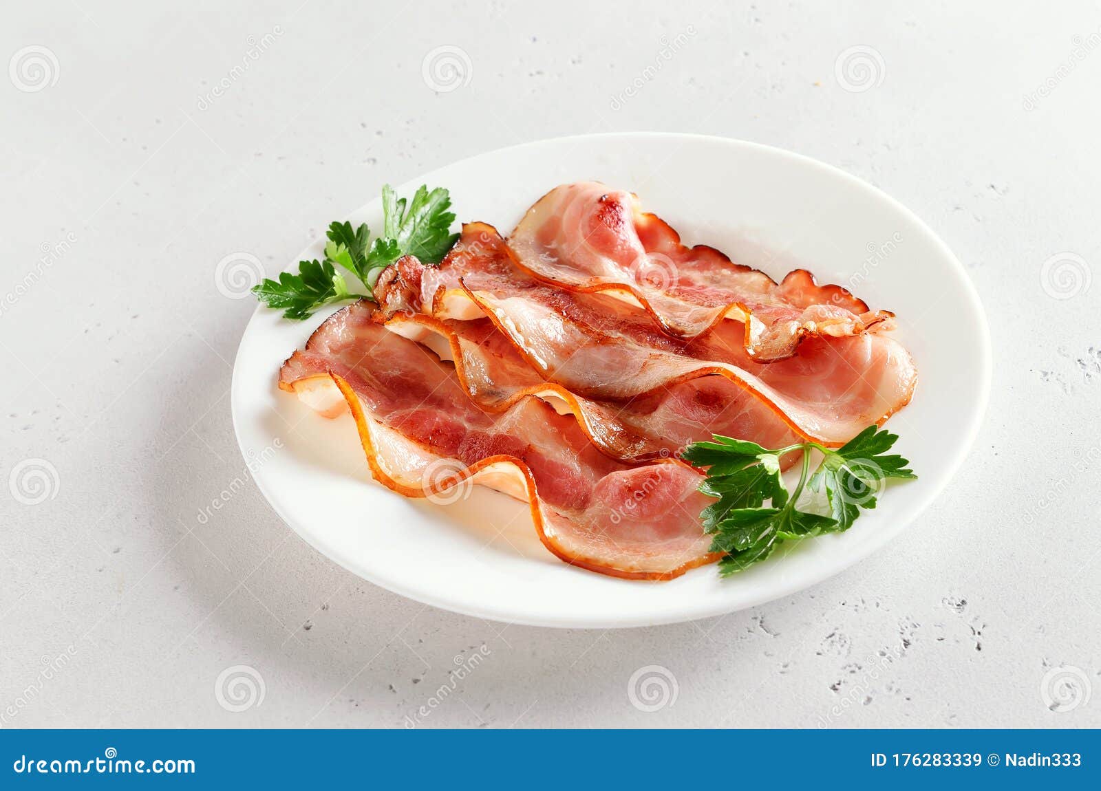 Tranches De Bacon Frites Sur Plaque Image stock - Image du jambon ...