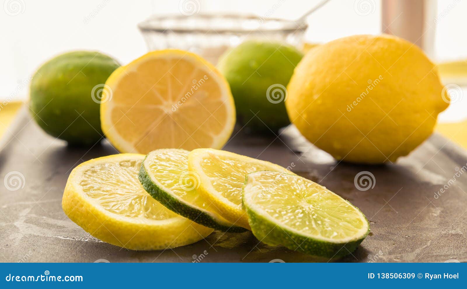 Tranches De Citron Et De Chaux Devant Le Fruit Entier Image stock ...