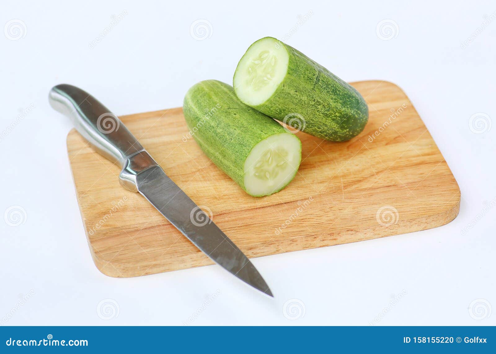 Tranches De Concombre Sur Bloc De Bois Avec Couteau Sur Fond Blanc ...