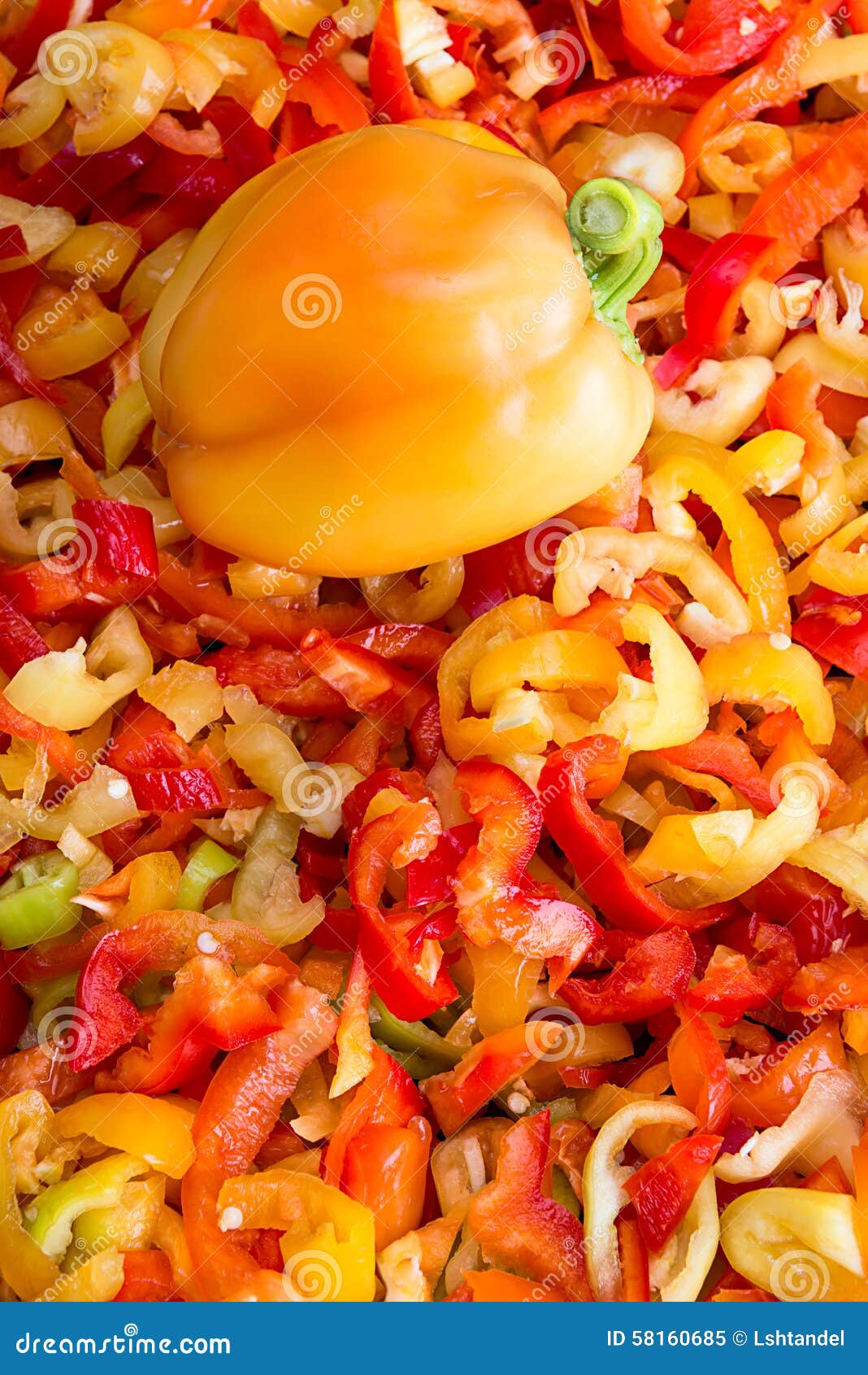 Tranches De Paprika Et Fruit Entier Image stock - Image du table ...