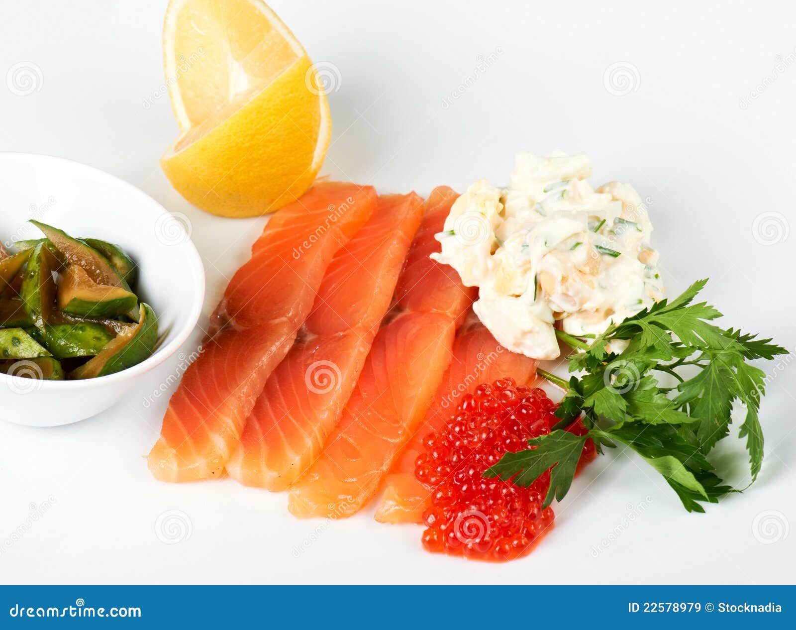 Tranches De Poissons Rouges Avec Le Caviar Image stock - Image du repas ...