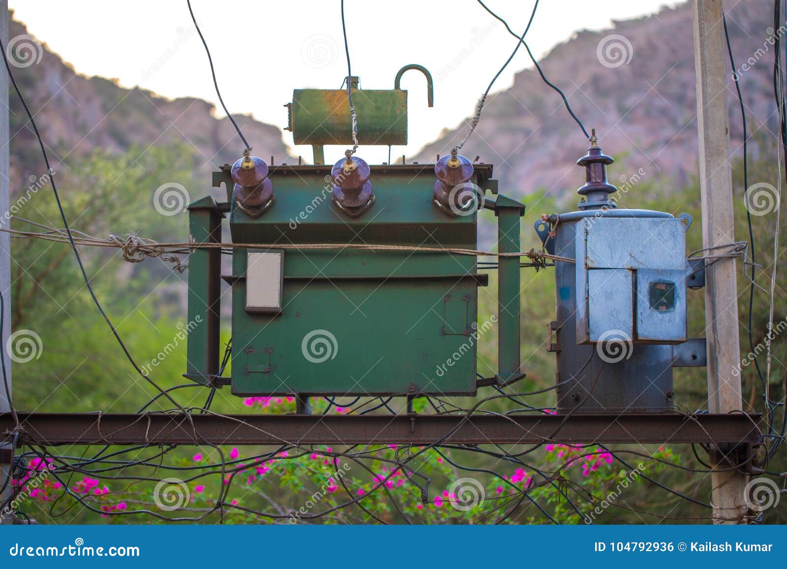 Transformator stockfoto. Bild von industrie, wohn, netz - 104792936