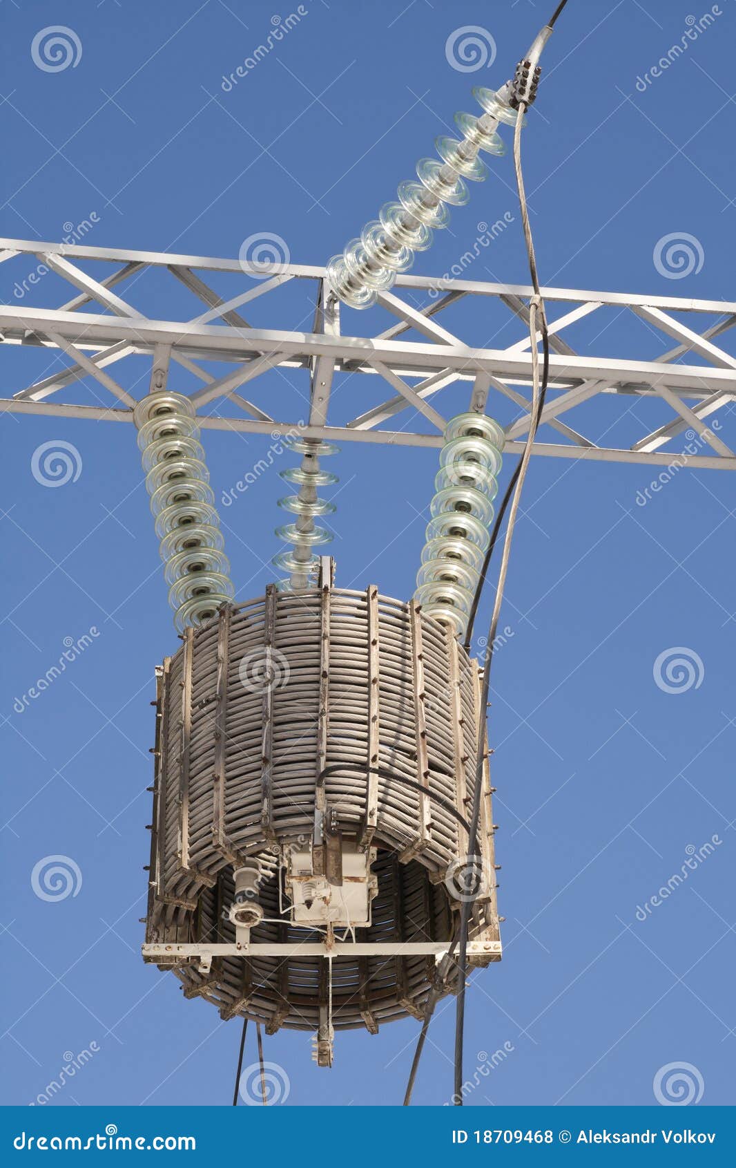 Transformator Der Hochenergie Gegen Den Himmel Stockfoto - Bild von ...