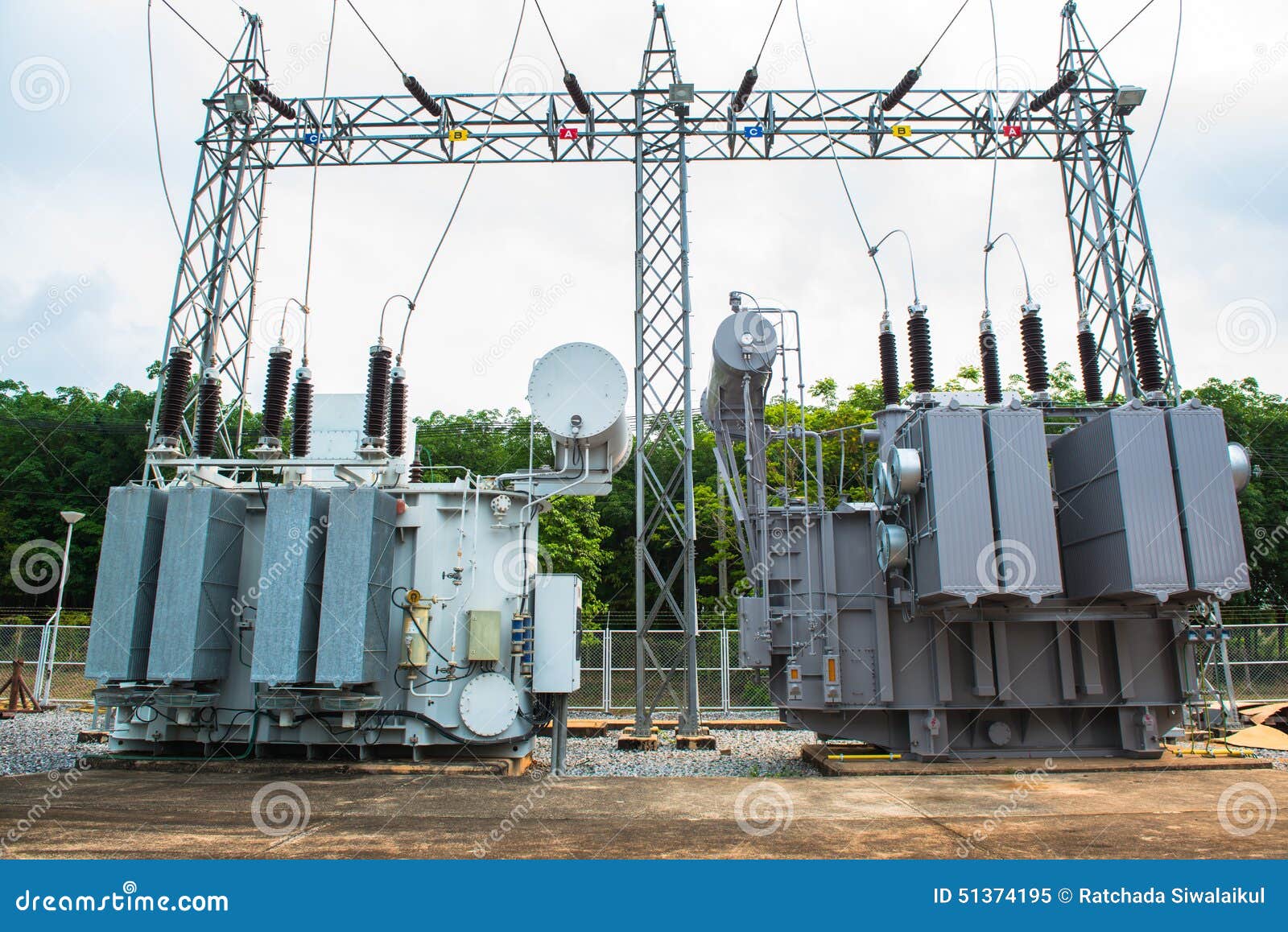 Transformatorpost stock afbeelding. Image of elektriciteit - 51374195