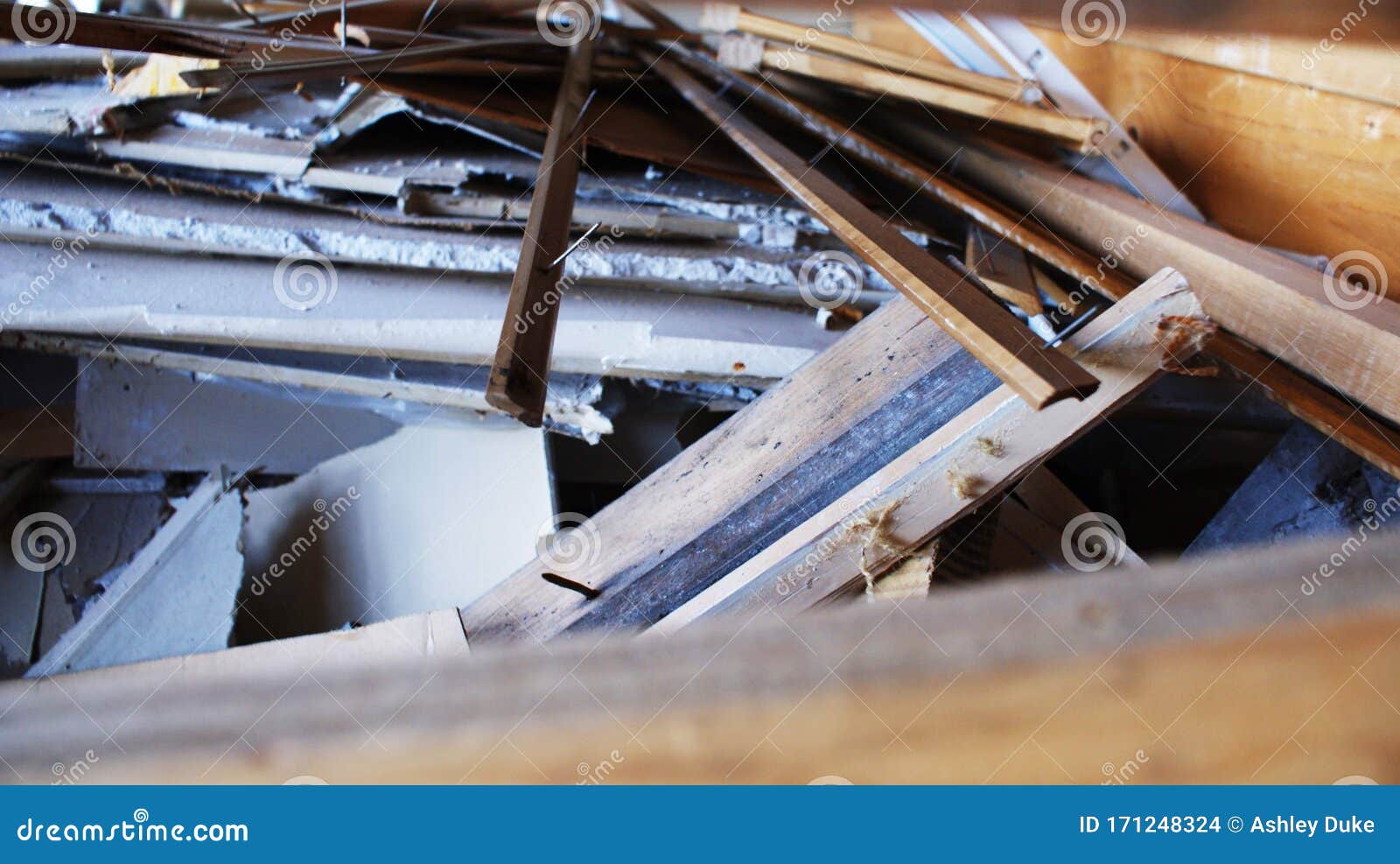 Transformer Les Panneaux En Bois Multiples De Clous Photo stock - Image ...