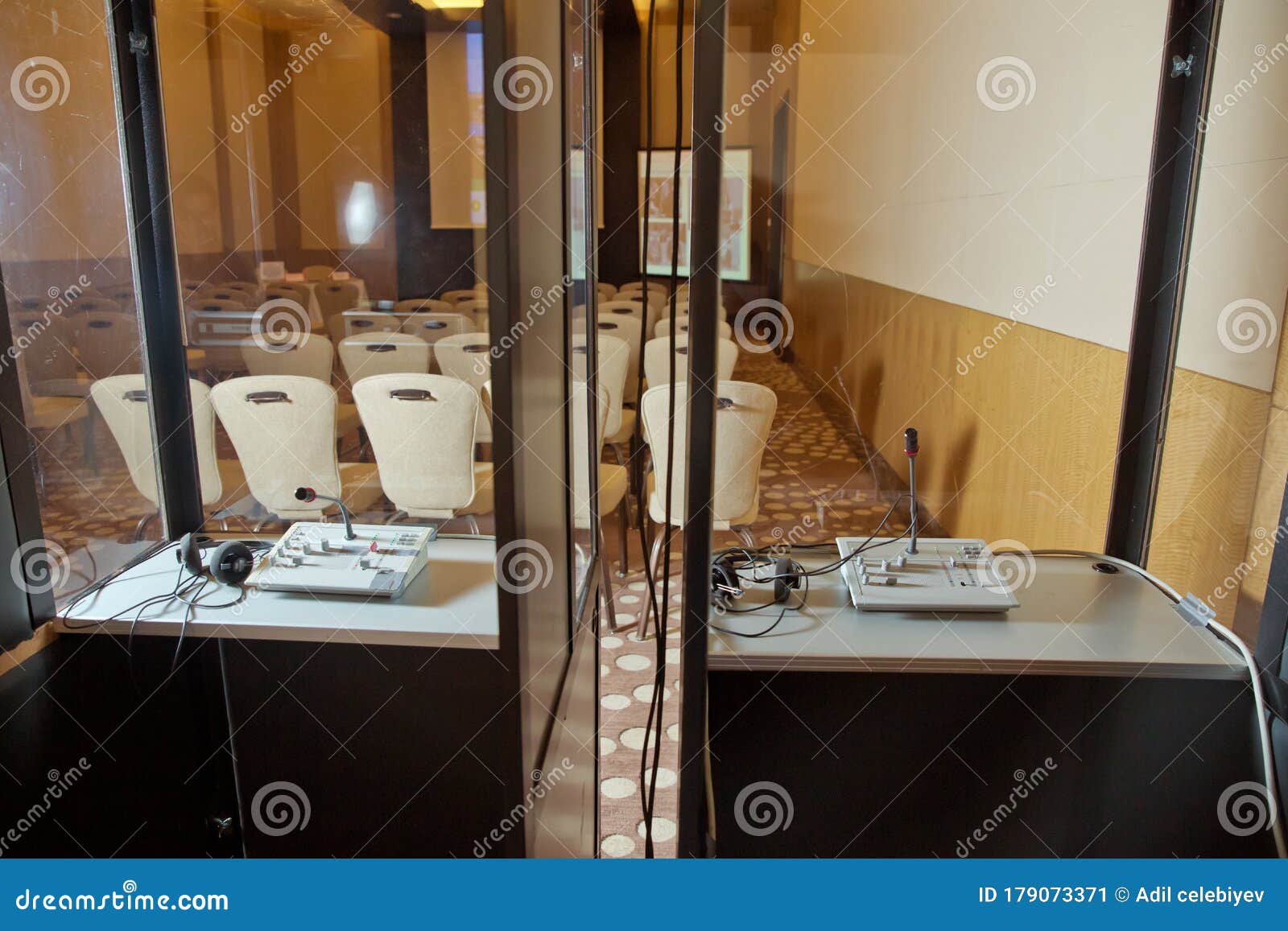 Interpreting - Microphone And Switchboard In An Simultaneous ...