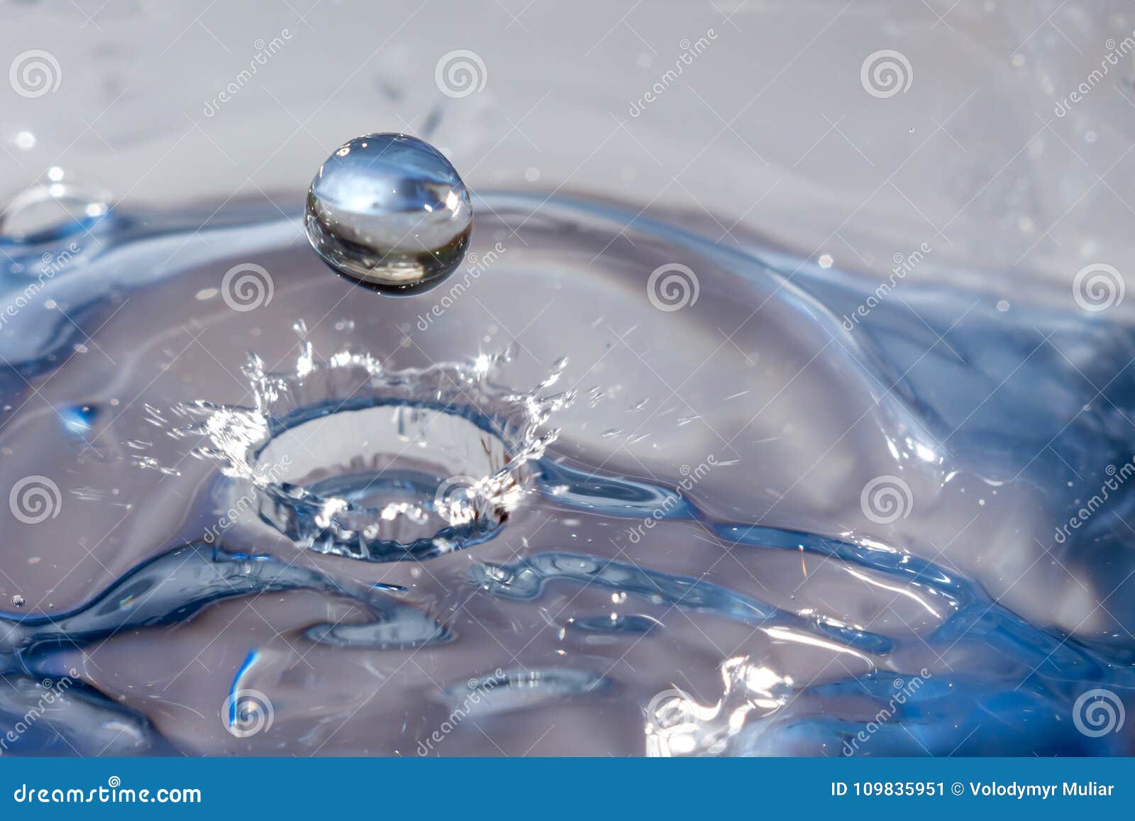 Transparent Drop of Water, Splash about Falling Drops of Water Stock ...