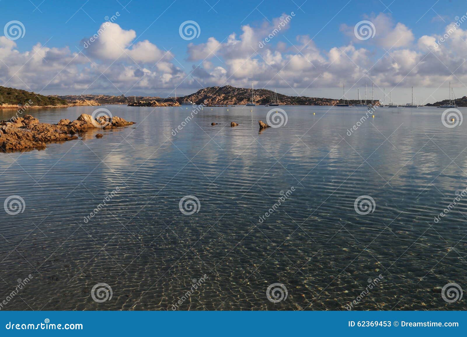 Transparent, Klar Und Ruhiger See Im Sommer Stockbild - Bild von jota ...