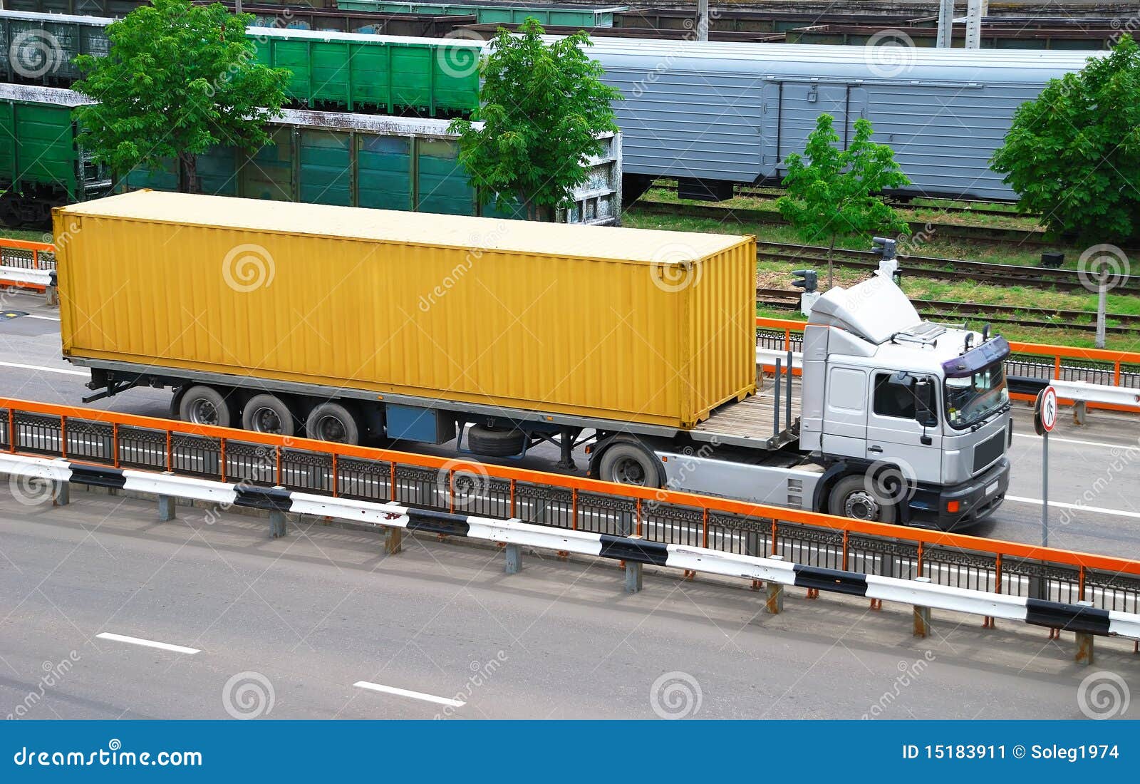Transport Des Cargaisons Par Camion Image stock - Image du rapide ...