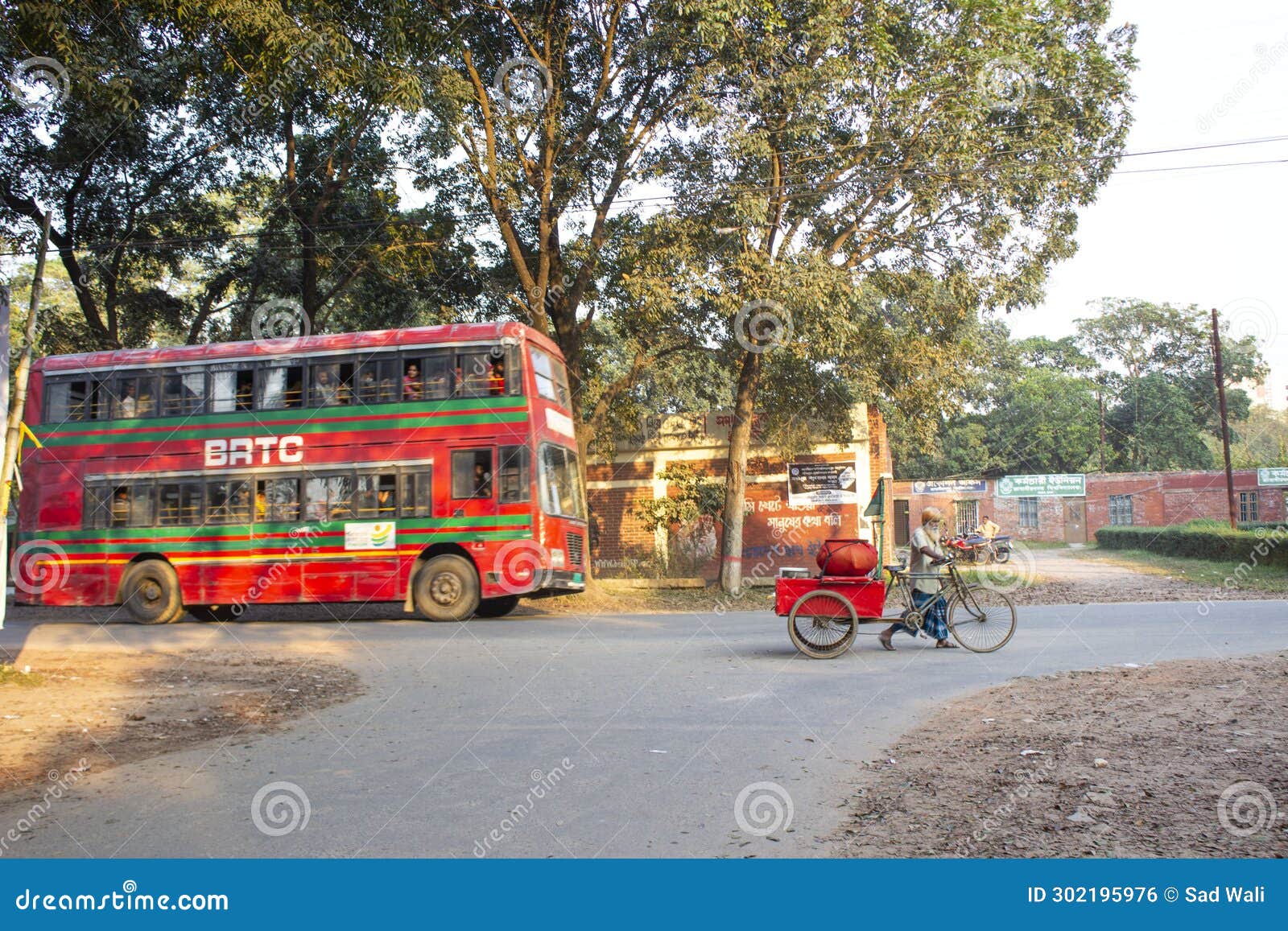 Transport of University Campus for Students Editorial Photo - Image of ...
