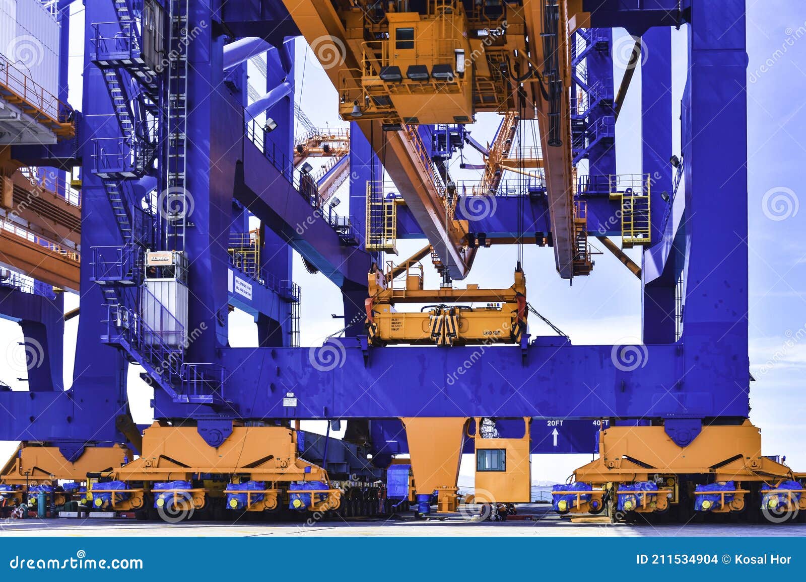 Transporting Huge Quay Crane Using Self-propelled Modular Transporter ...