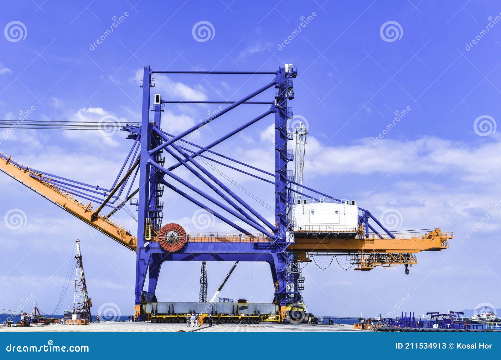 Transporting Huge Quay Crane Using Self-propelled Modular Transporter ...