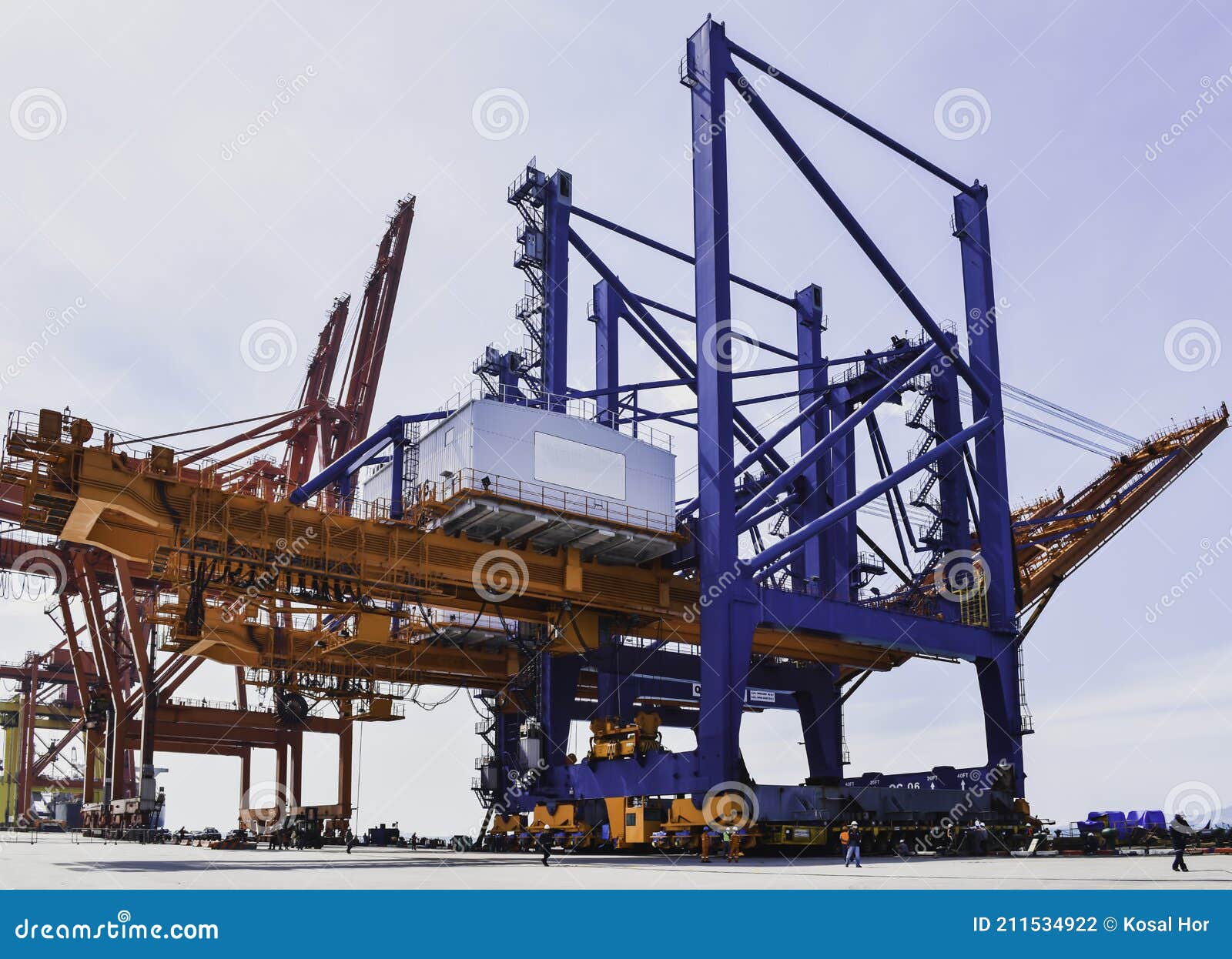Transporting Huge Quay Crane Using Self-propelled Modular Transporter ...