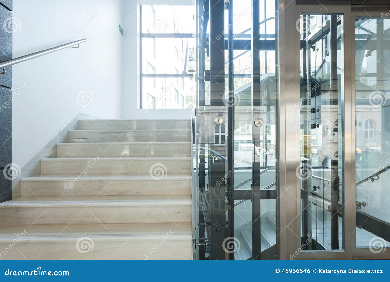 Trap En Lift in Commercieel Centrum Stock Foto - Image of bank, bedrijf ...