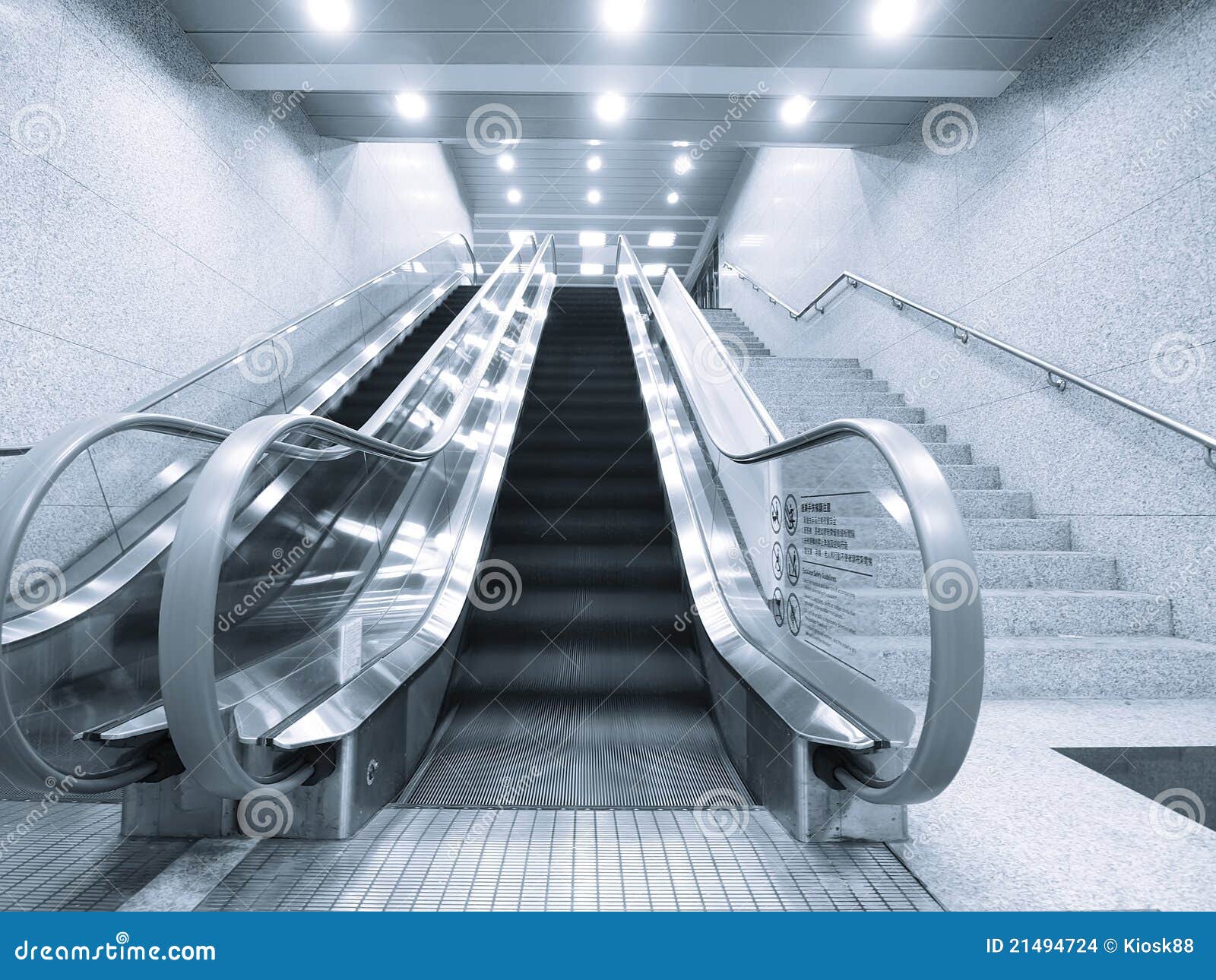 Trap en roltrap stock foto. Image of roltrap, fluorescerend - 21494724