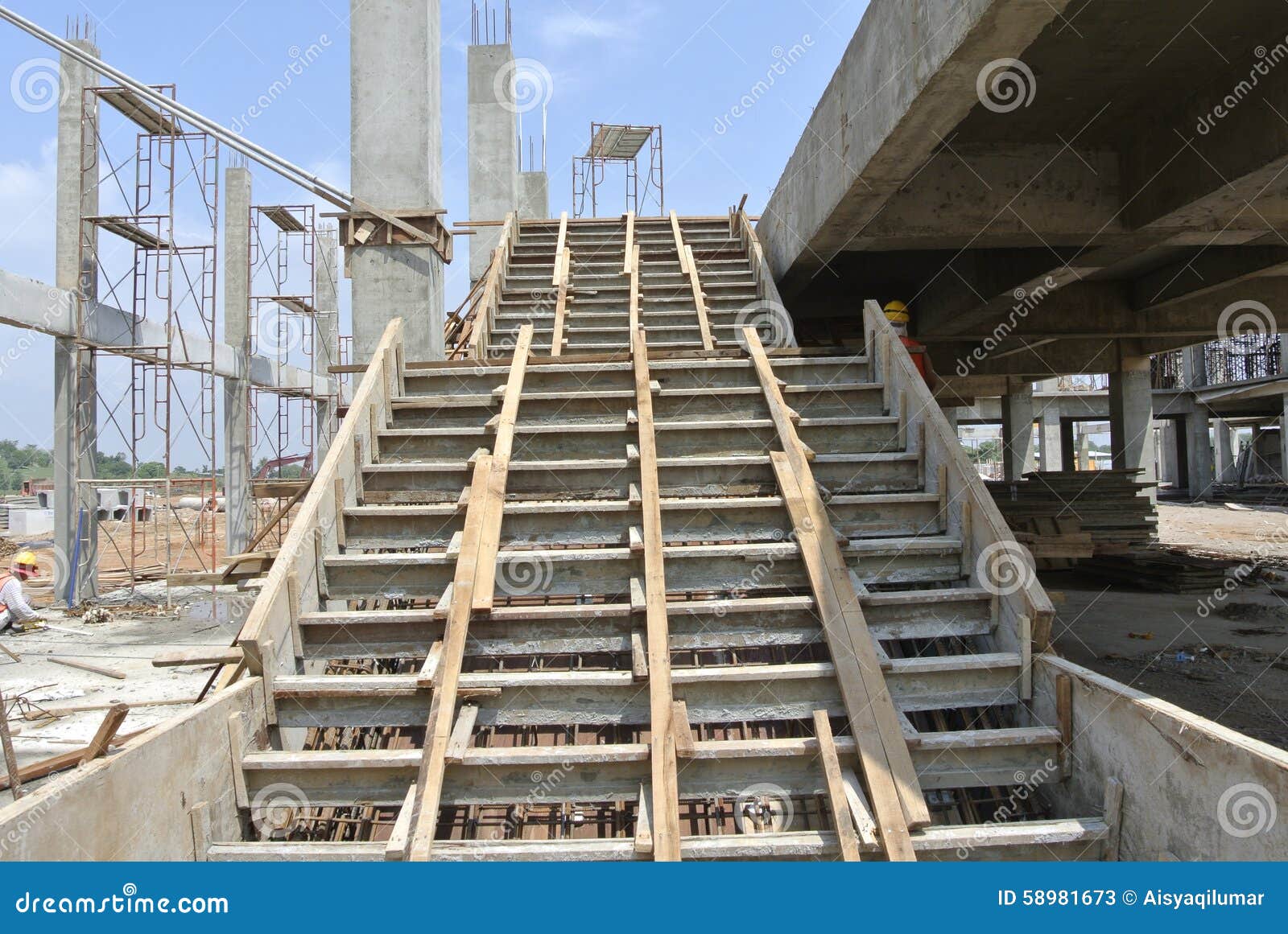 Trapbekisting Bij De Bouwwerf Stock Afbeelding - Image of hamer, puin: 58981673