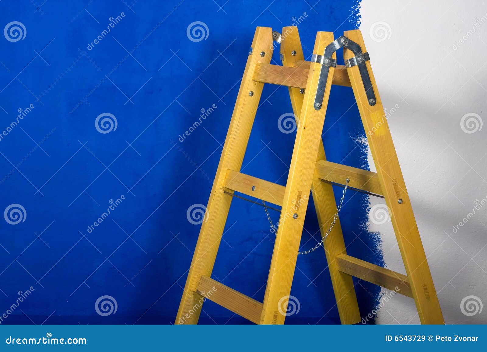 Trapladder Die Voor Het Schilderen Wordt Gebruikt Stock Afbeelding ...