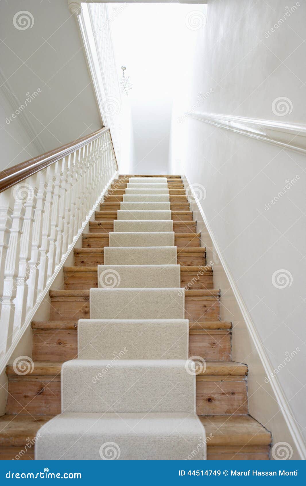 Trappa med vit matta fotografering för bildbyråer. Bild av dekorativt ...