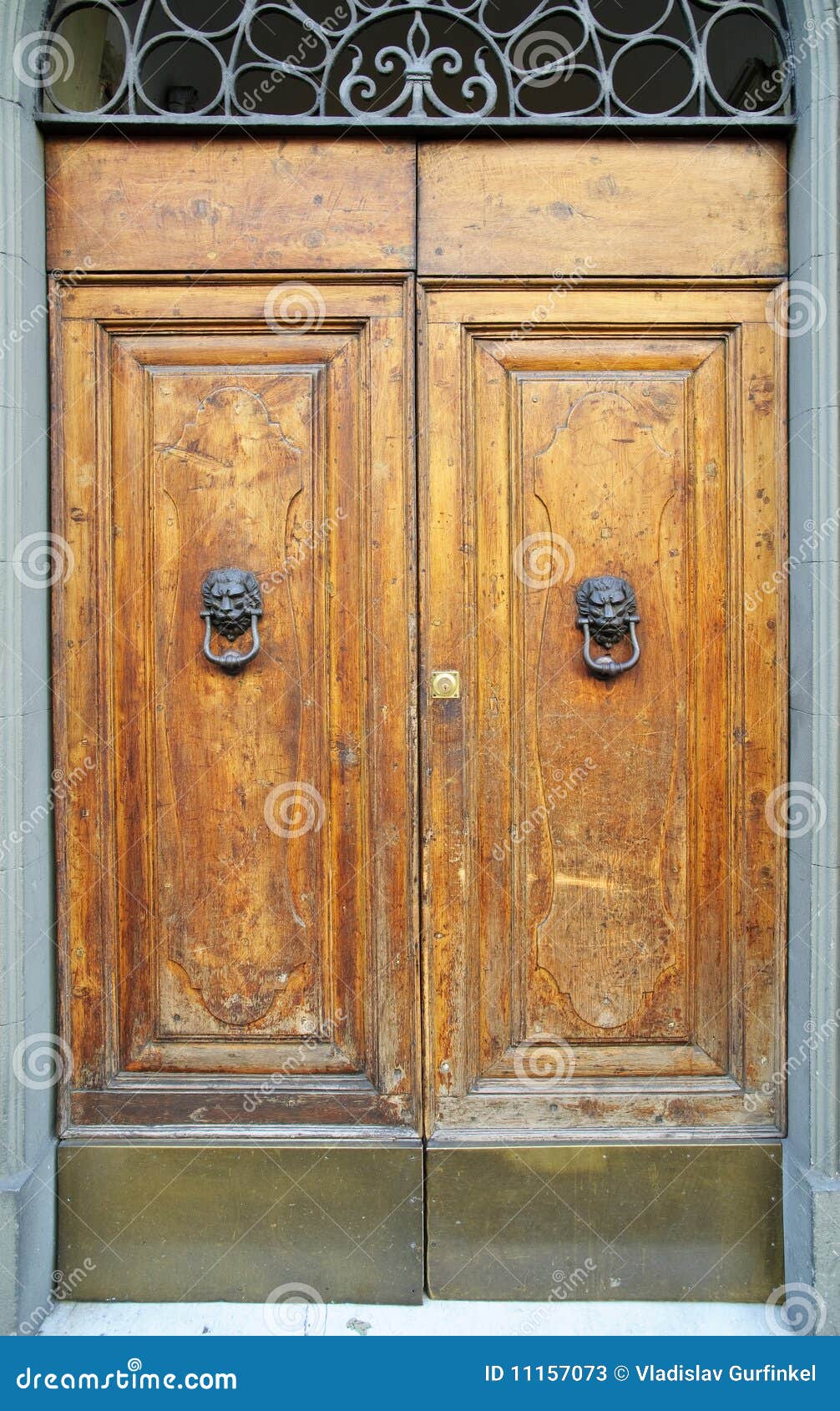 Trappe en bois classique image stock. Image du fleuri - 11157073