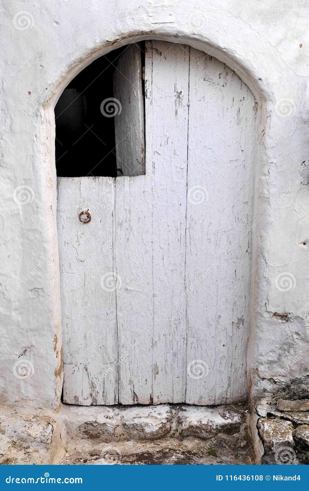 Trappe En Bois Traditionnelle Photo stock - Image du vieux, pierre ...