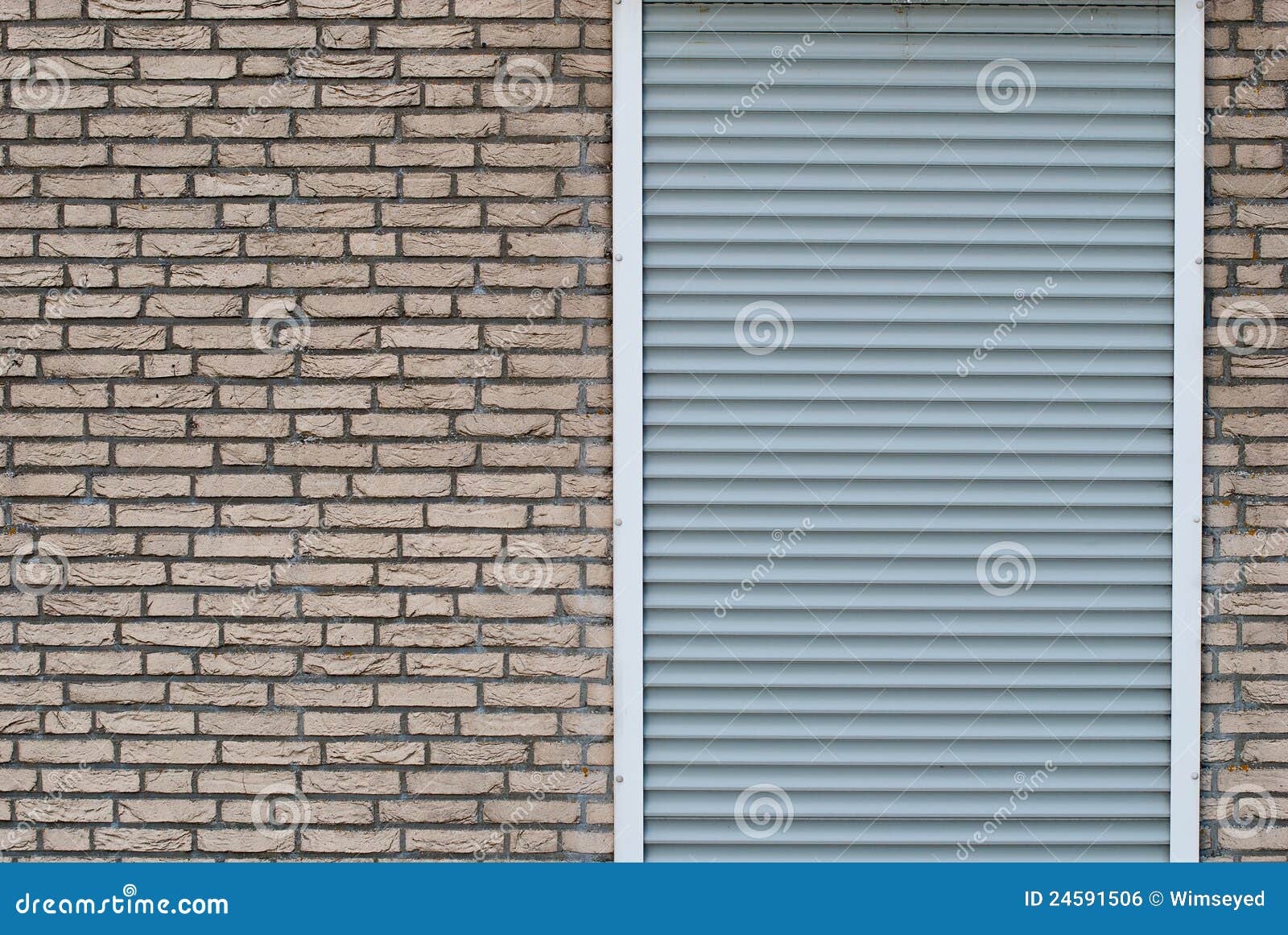 Trappe Shuttered Dans Le Mur Photo stock - Image du shuttered, brique ...