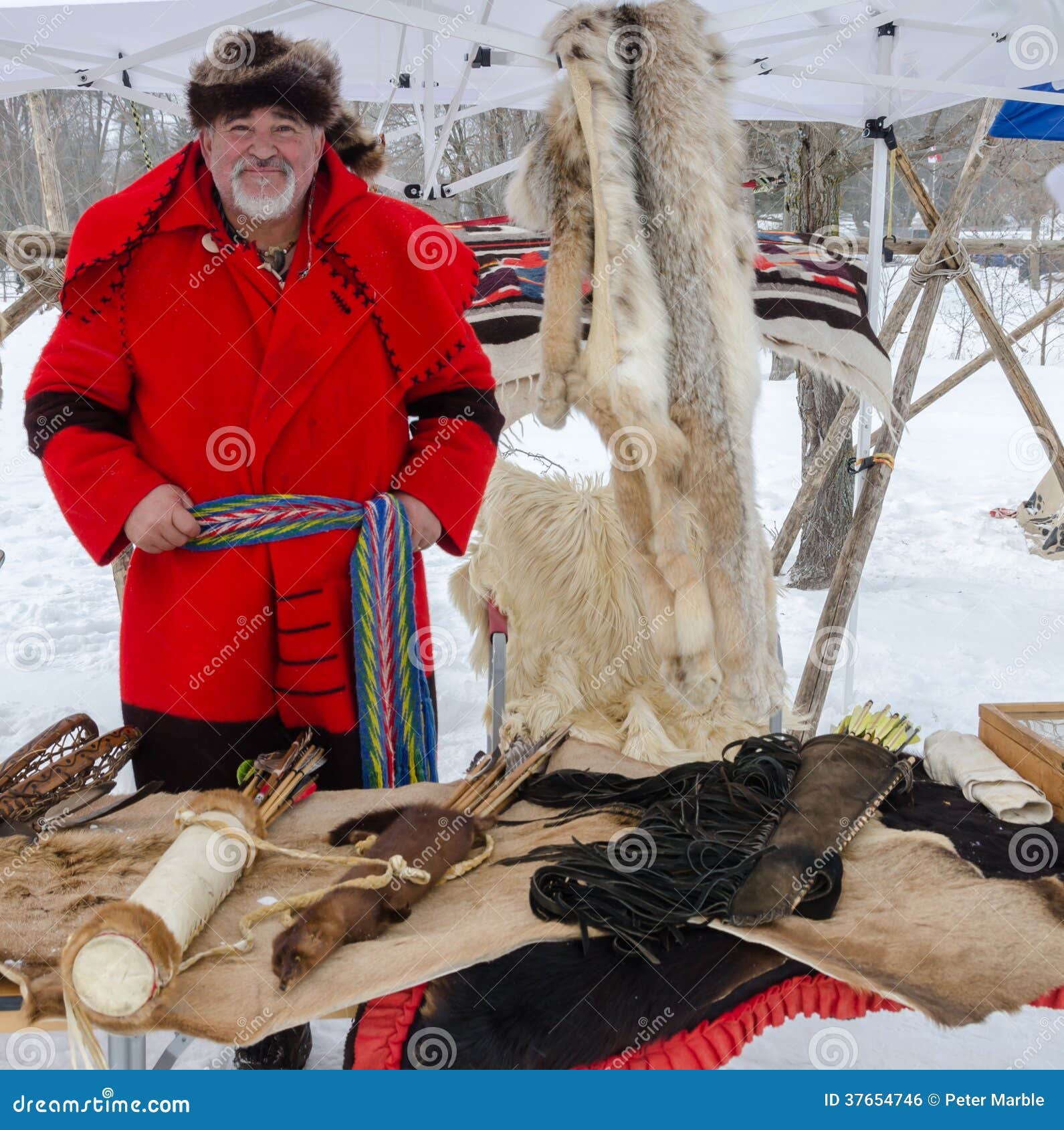 Trappeur Montrant Ses Fourrures Et Peaux Photo éditorial - Image du ...