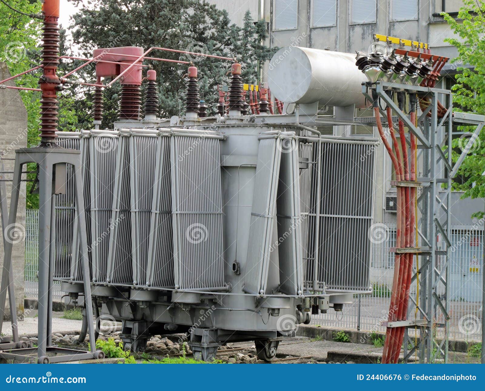 Trasformatore E Cavi Elettrici Ed Interruttori Fotografia Stock ...