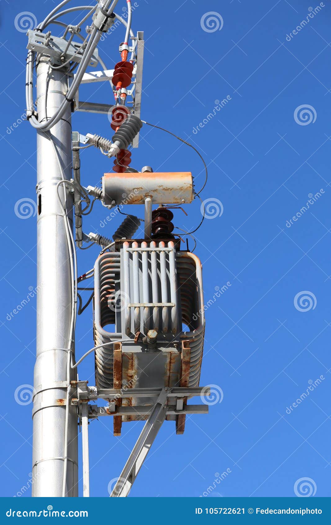 Trasformatore Elettrico E Cavi Elettrici E Blu Ad Alta Tensione ...