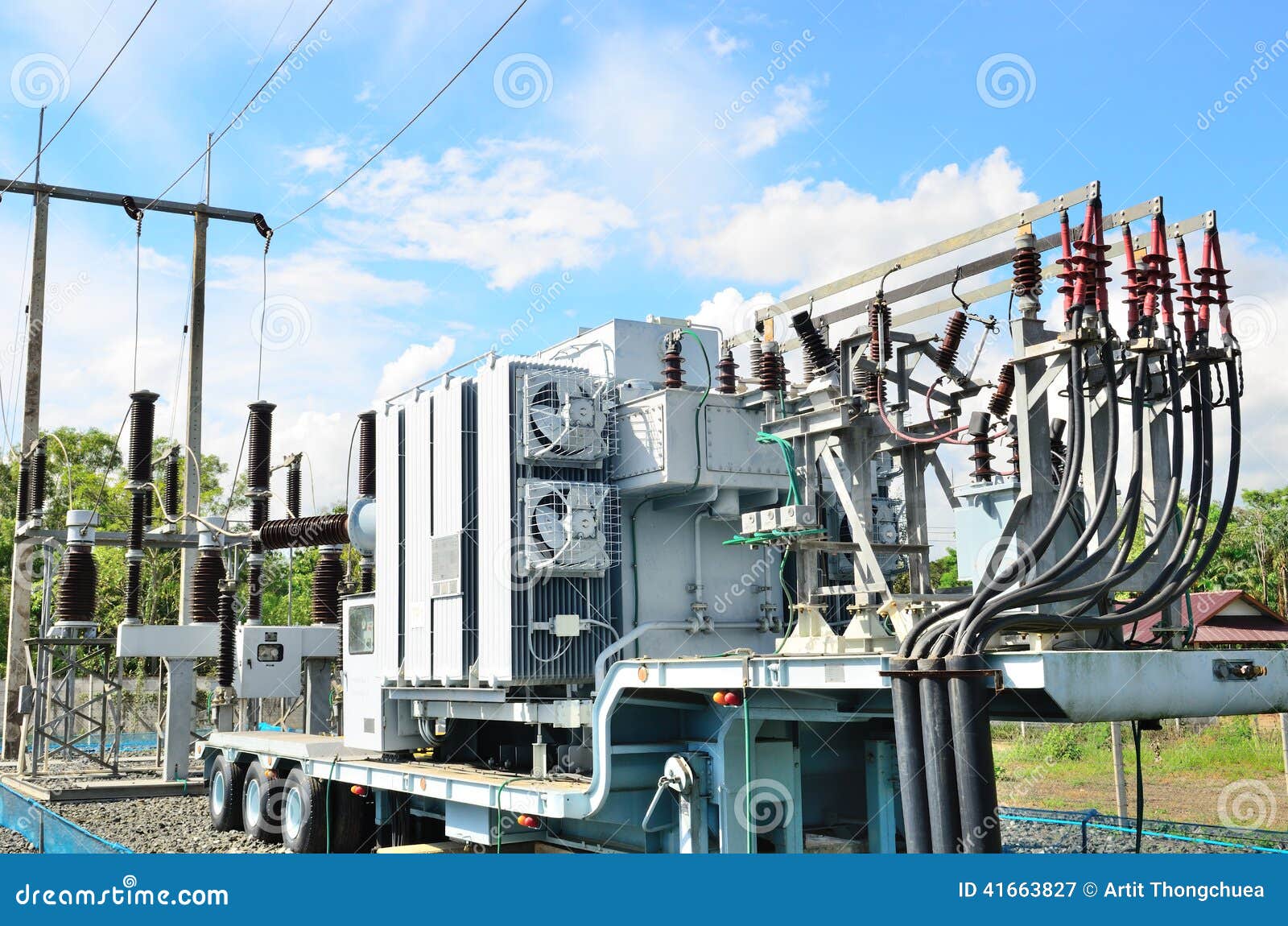 Trasformatore Elettrico Elettrico in Sottostazione Immagine Stock ...