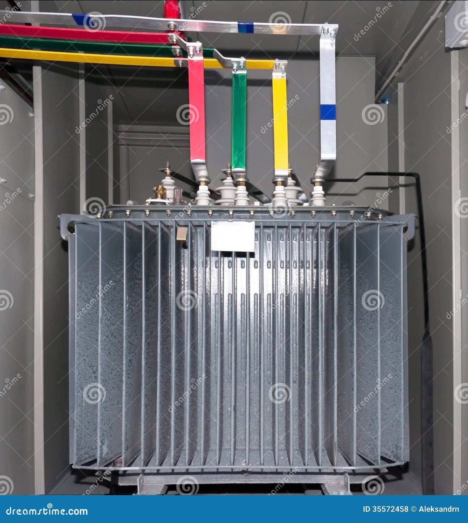 Trasformatore Elettrico Nel Compartimento Fotografia Stock - Immagine ...