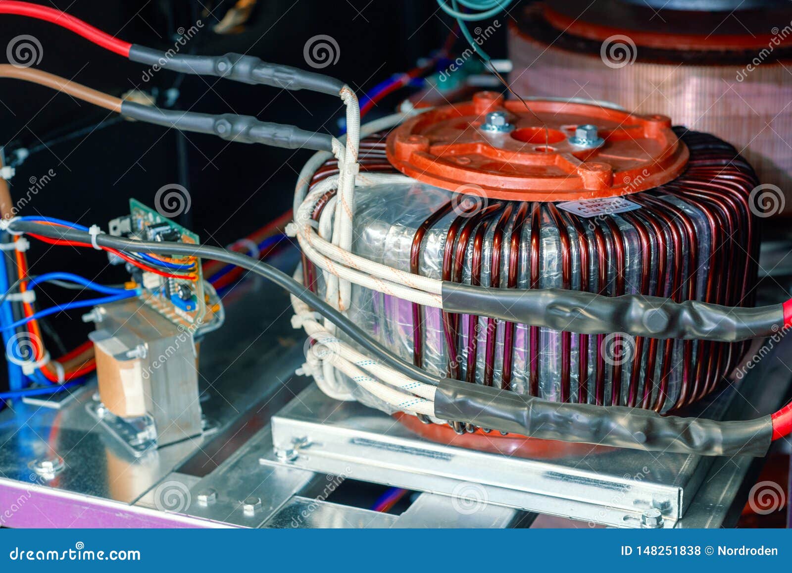 Trasformatore Toroidale Potente, Materiale Elettrico Moderno Fotografia ...