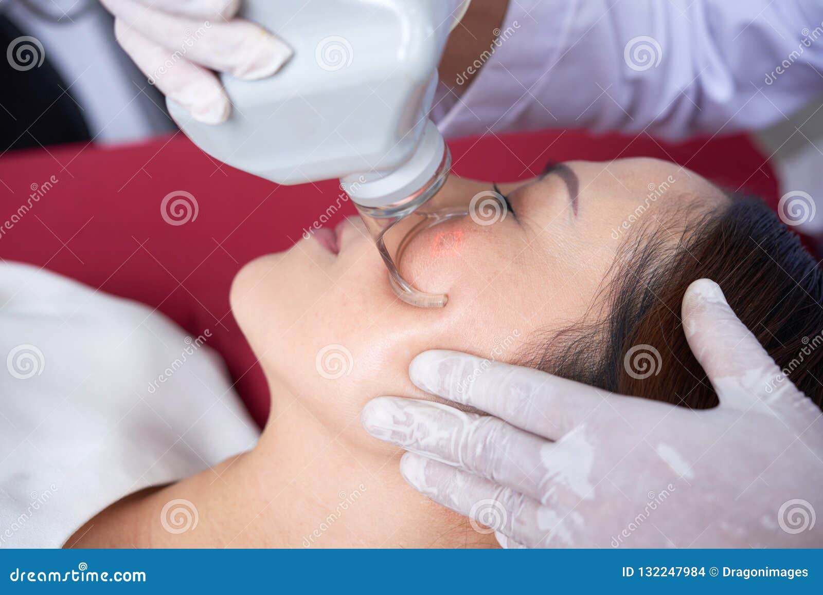 Tratamiento De La Cara Del Laser Foto de archivo - Imagen de arruga ...