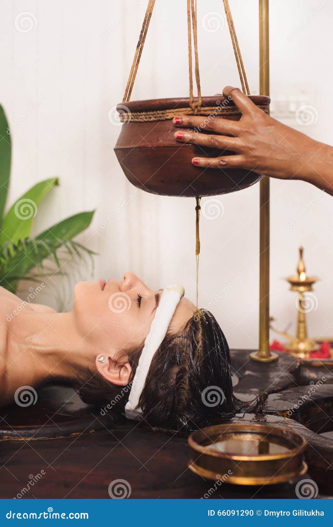 Tratamiento Del Shirodhara De Ayurvedic En La India Foto De Archivo