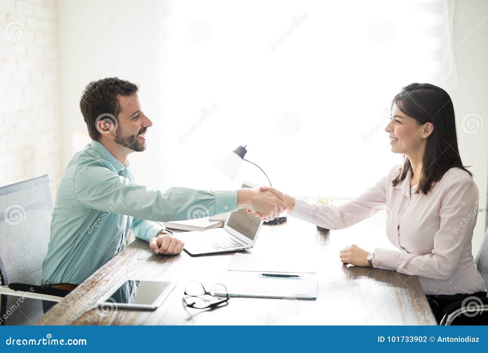 Trato Llamativo Del Hombre Con Un Cliente Foto de archivo - Imagen de ...