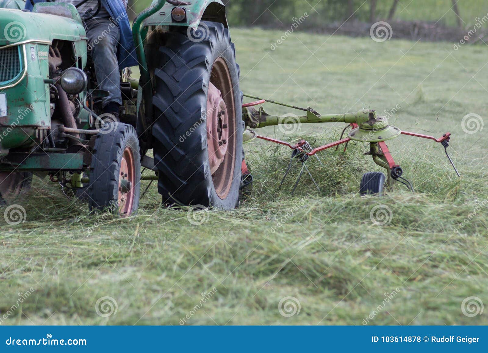 Trator da ceifa foto de stock. Imagem de paisagem, ceifa - 103614878
