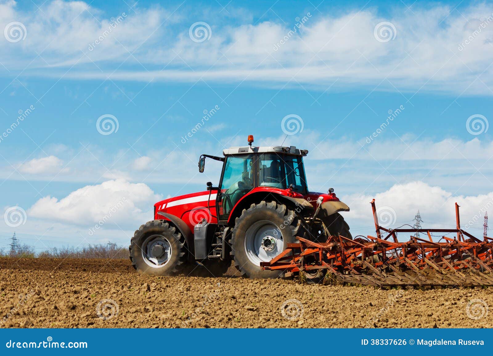 Trator e arado foto de stock. Imagem de agricultura, dirigir - 38337626