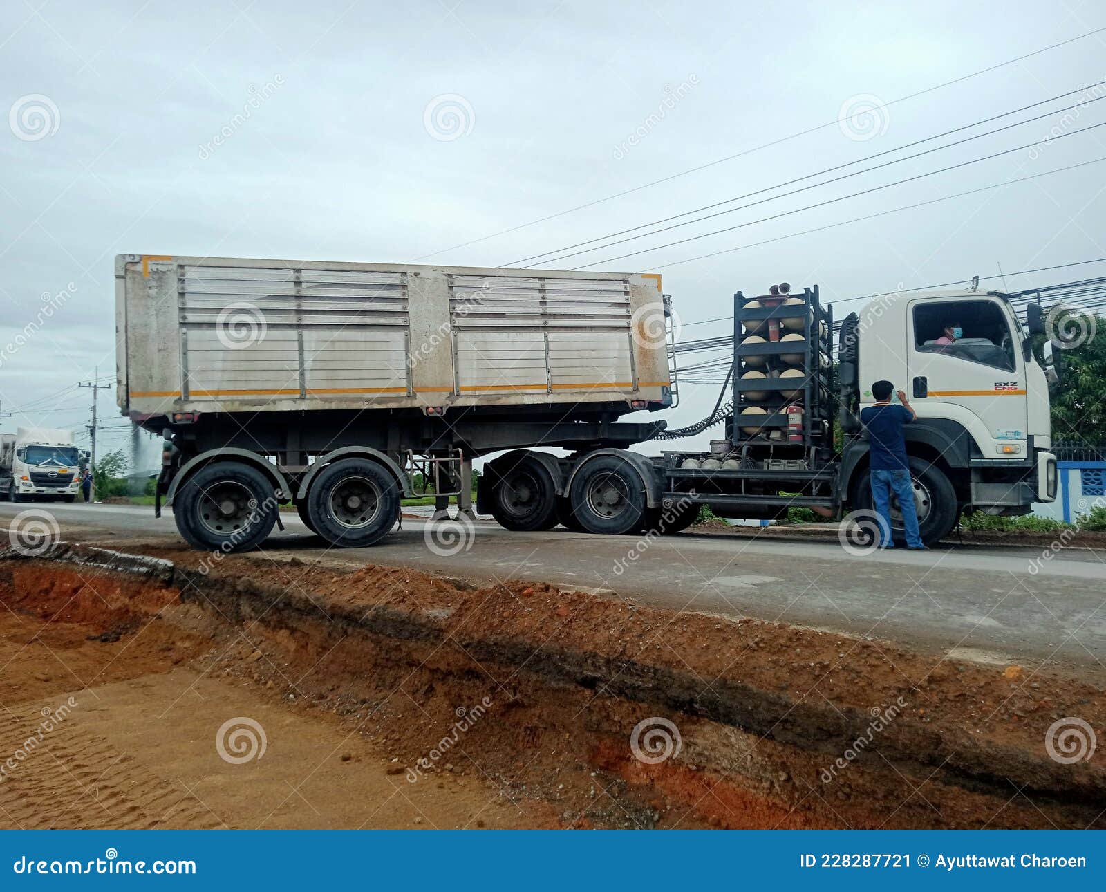 Trator Isuzu Deca Gxz Cng 354 Com Atrelado Foto Editorial - Imagem de ...