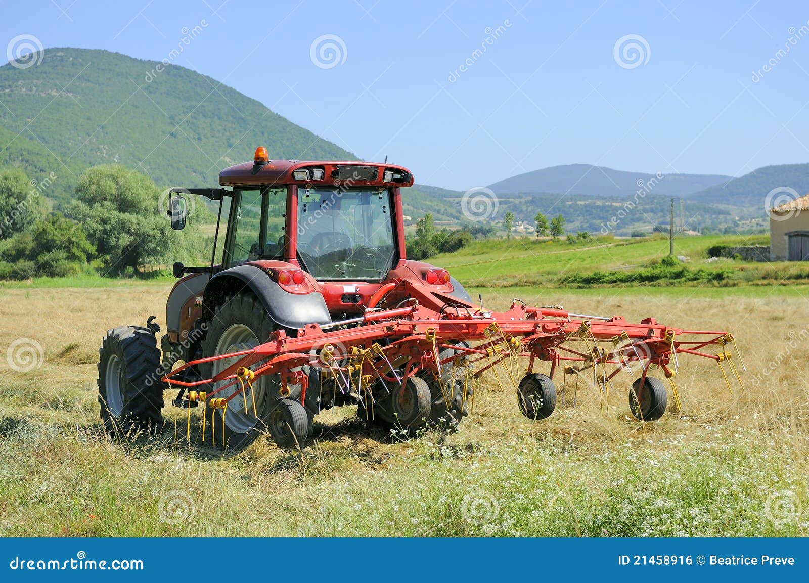 Trator no campo arado foto de stock. Imagem de fazenda - 21458916