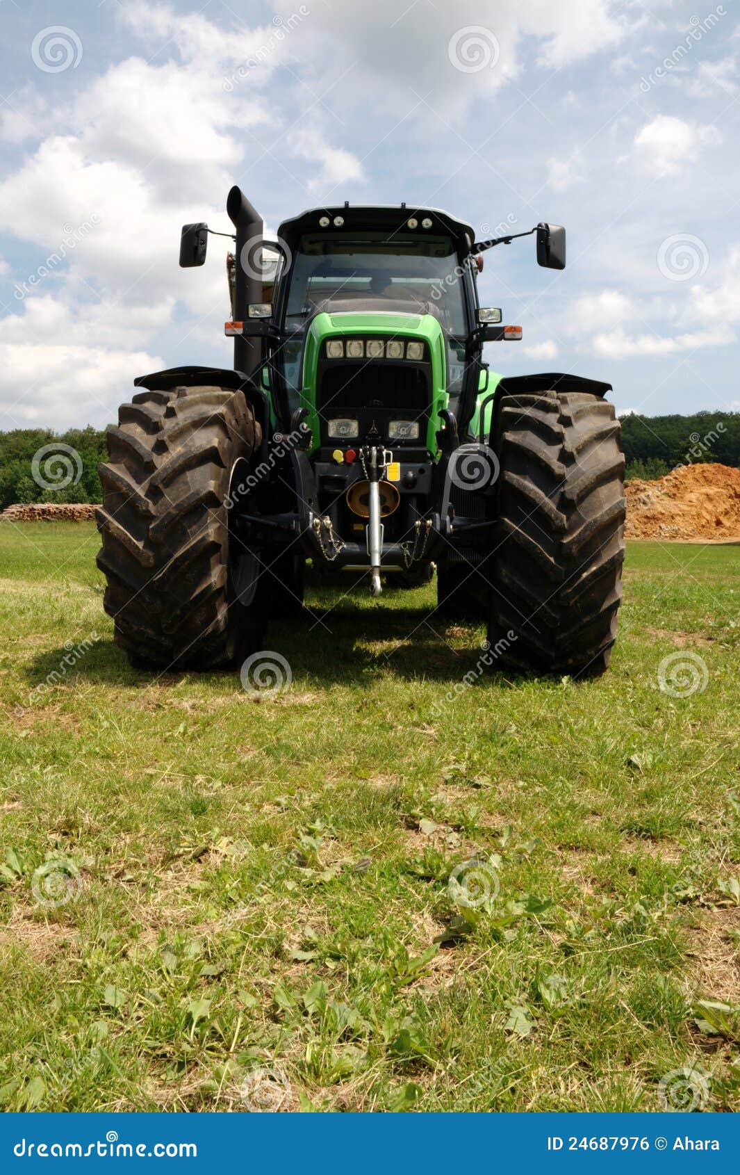 Trator verde na grama foto editorial. Imagem de feno - 24687976