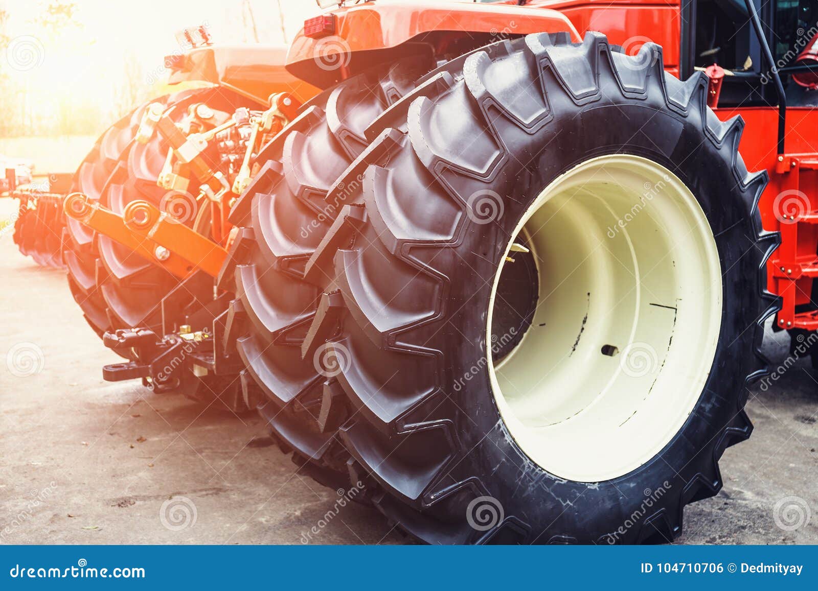 Trator Vermelho Moderno Com Rodas Grandes Foto de Stock - Imagem de ...