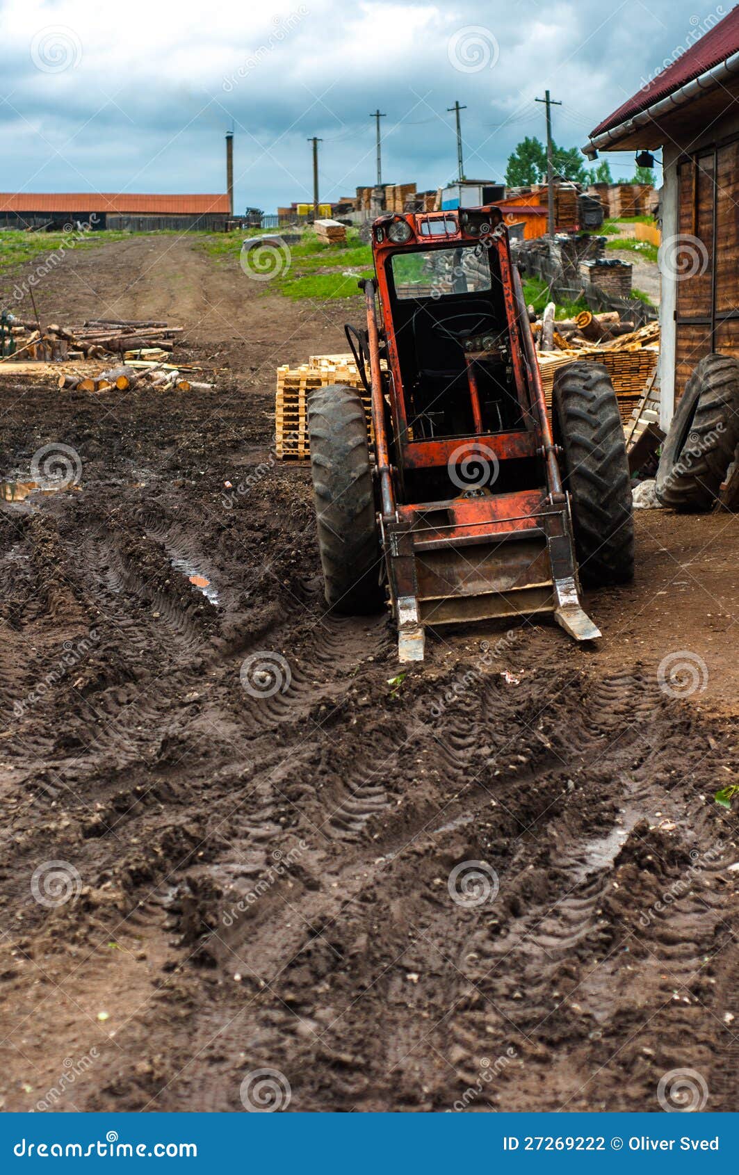 Trator vermelho na lama foto de stock. Imagem de lama - 27269222