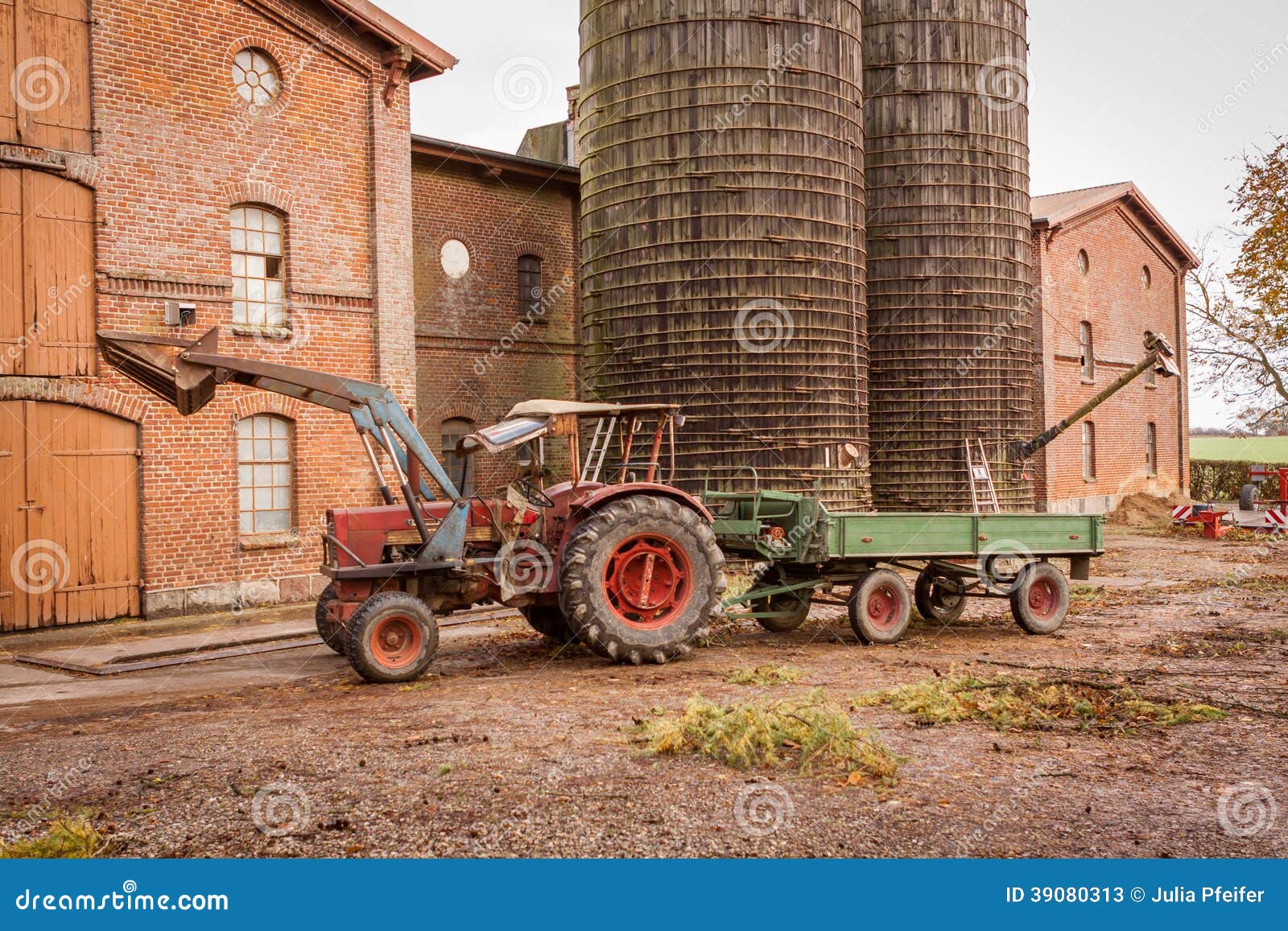 Trattore E Rimorchio in Un Cortile Immagine Stock - Immagine di ...