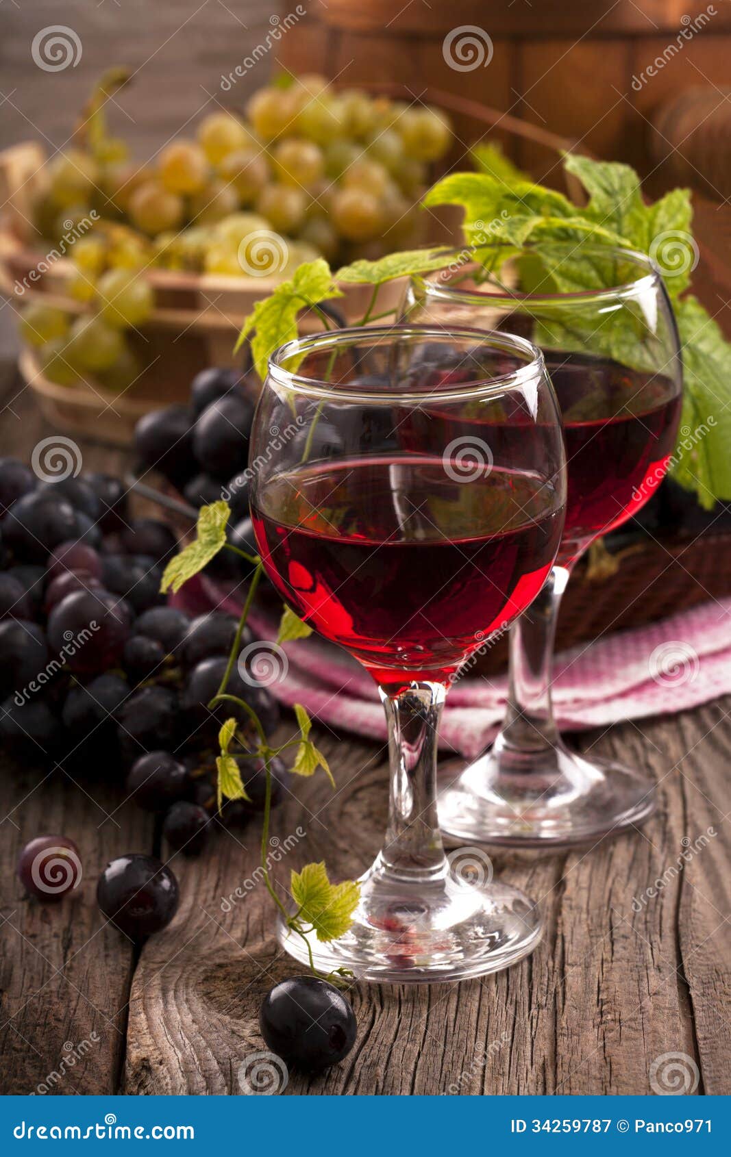 Trauben und Wein stockbild. Bild von gesund, blatt, schwarzes - 34259787