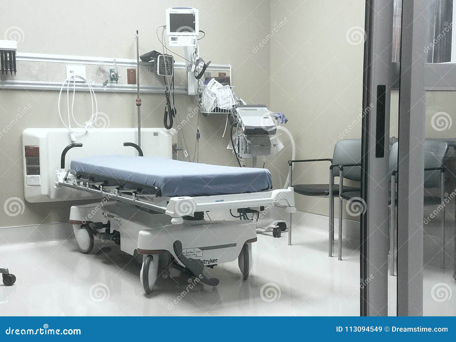 Trauma Bay editorial stock image. Image of nurse, waiting - 113094549