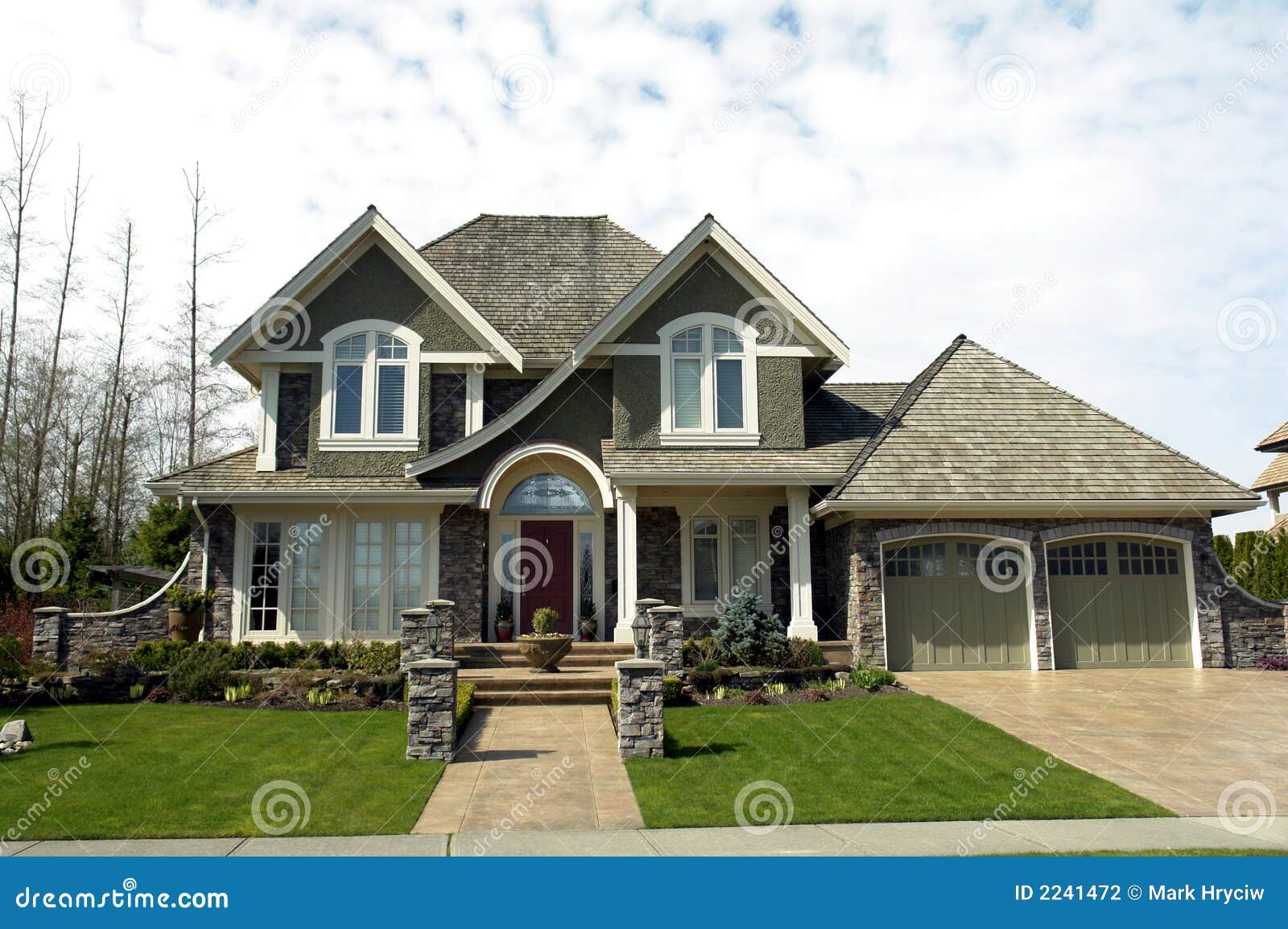 Traumhaus stockfoto. Bild von spitzen, vorstadt, architektur - 2241472