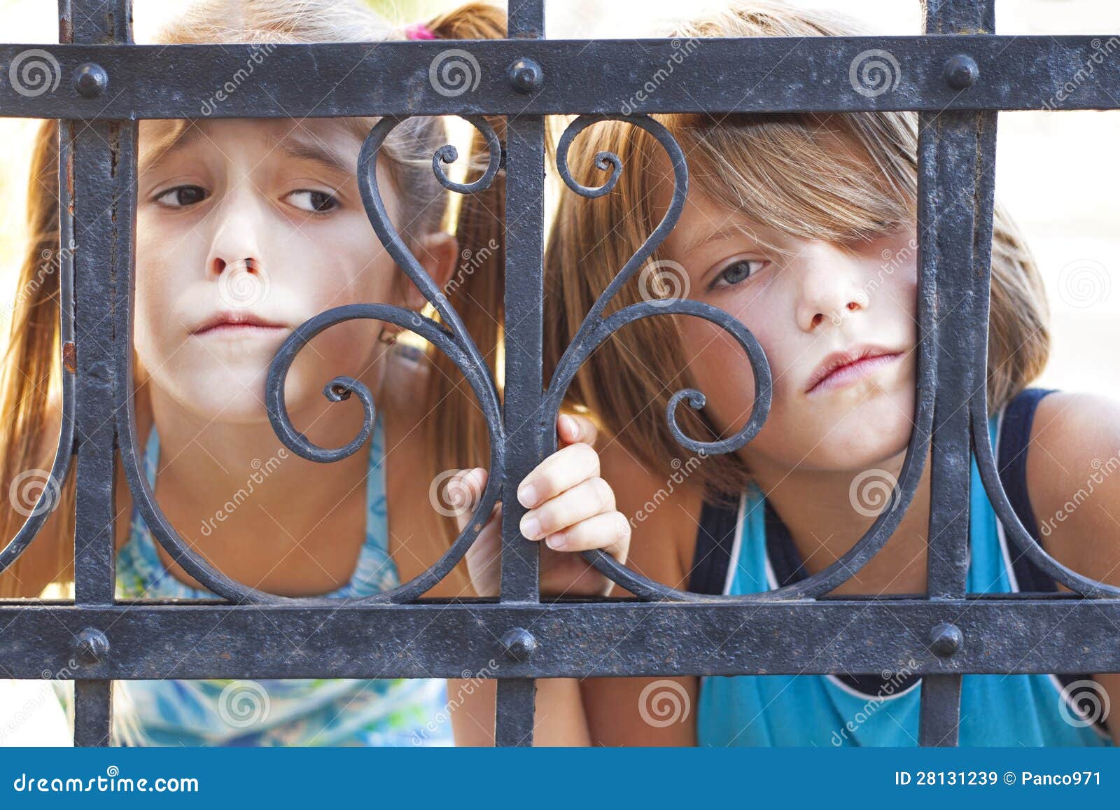 Traurige Kinder stockbild. Bild von traurigkeit, kindheit - 28131239